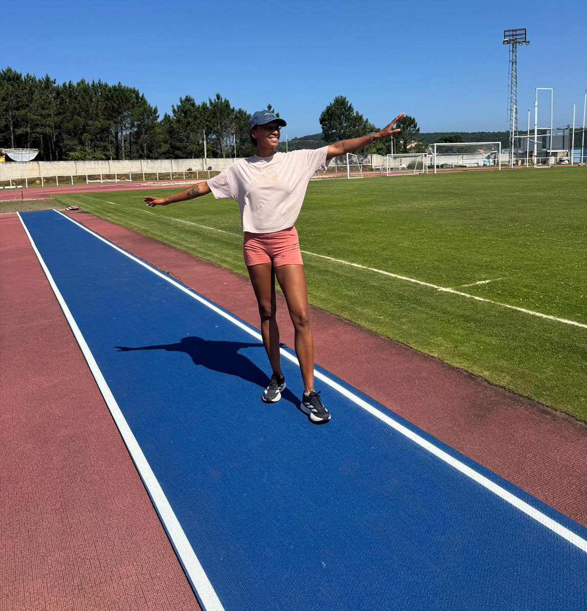 El sueño de Ana Peleteiro-Compaoré voló… y aterrizó en Ribeira sobre un ...